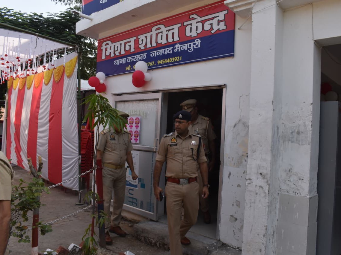 SP made a surprise inspection of Karhal police station. | SP ने करहल ...