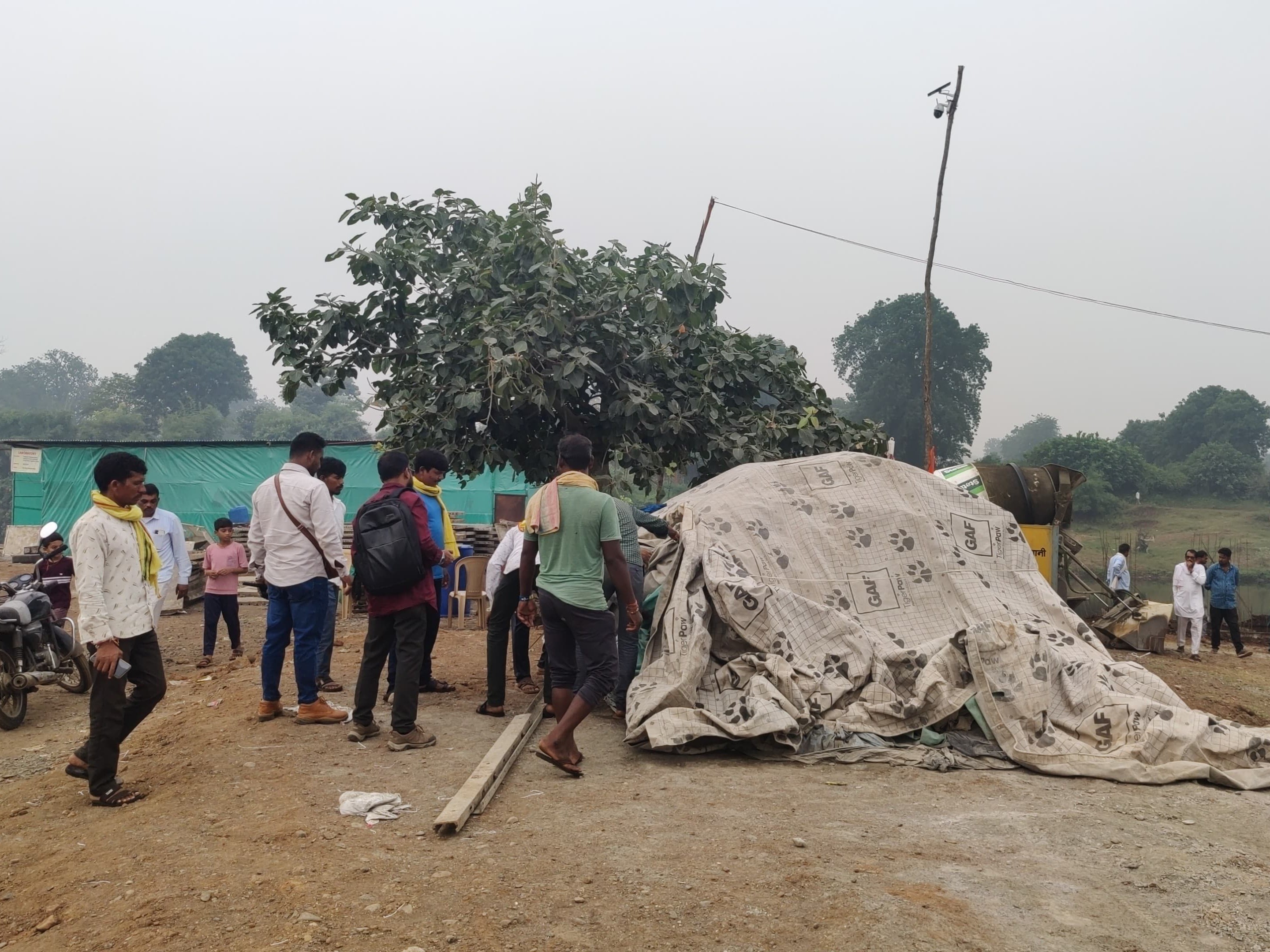 Fell from 15 feet while setting the bridge | पुल में सेटिंग लगाते समय ...