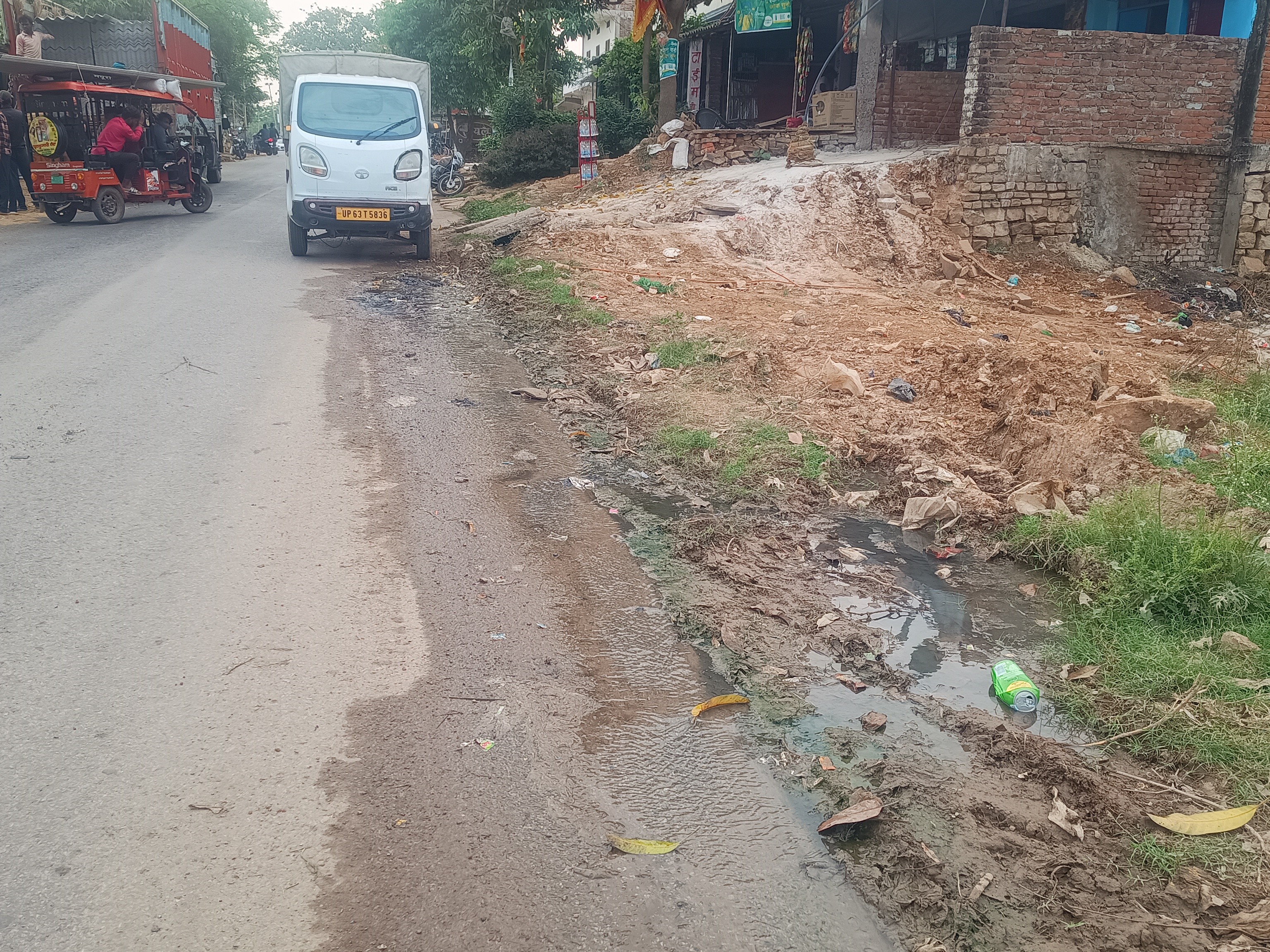 There is no drain in Deepnagar market, water from houses is on the road ...