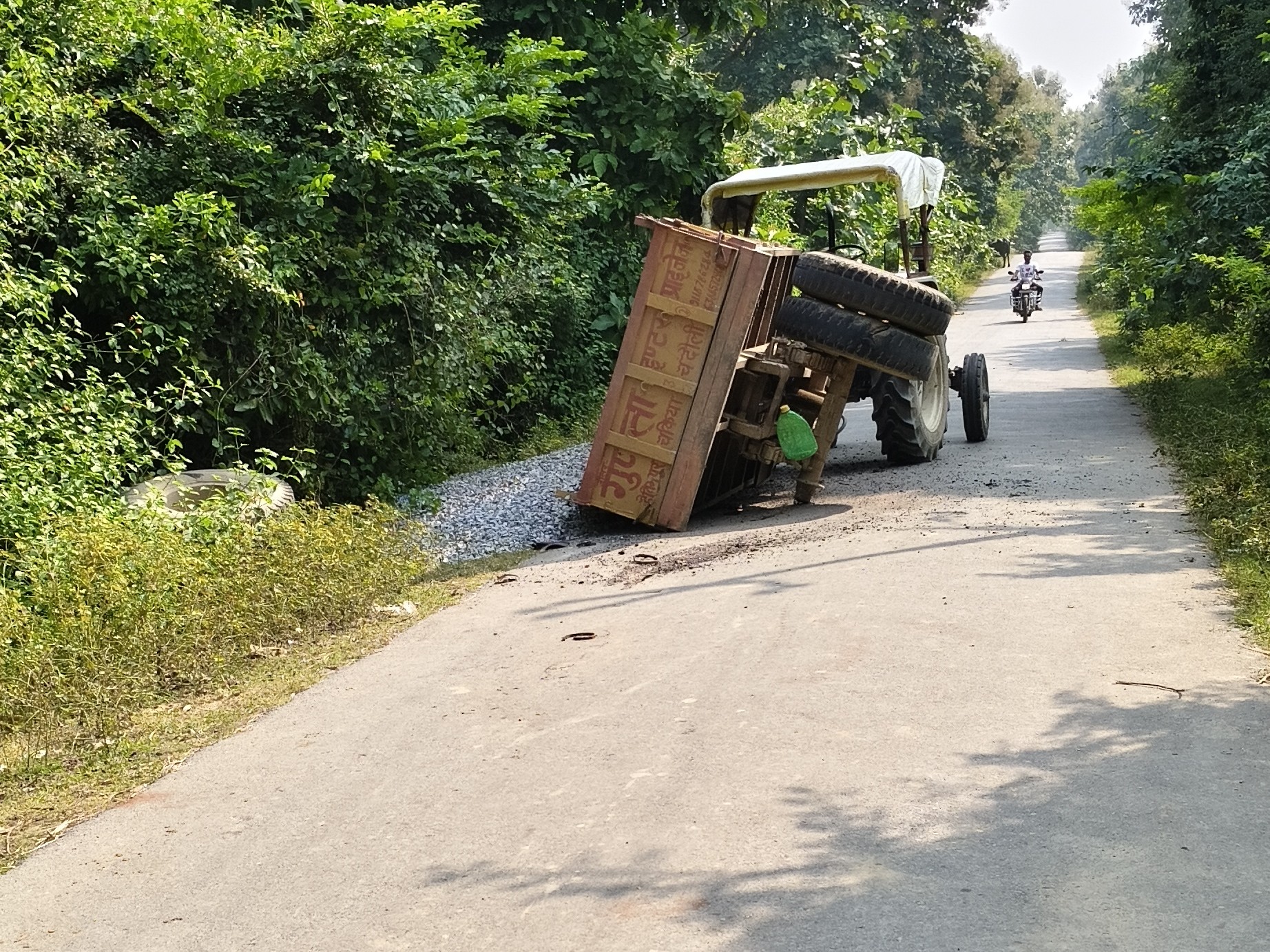A trolley loaded with gravel overturned on Chakia-Musakhand road ...