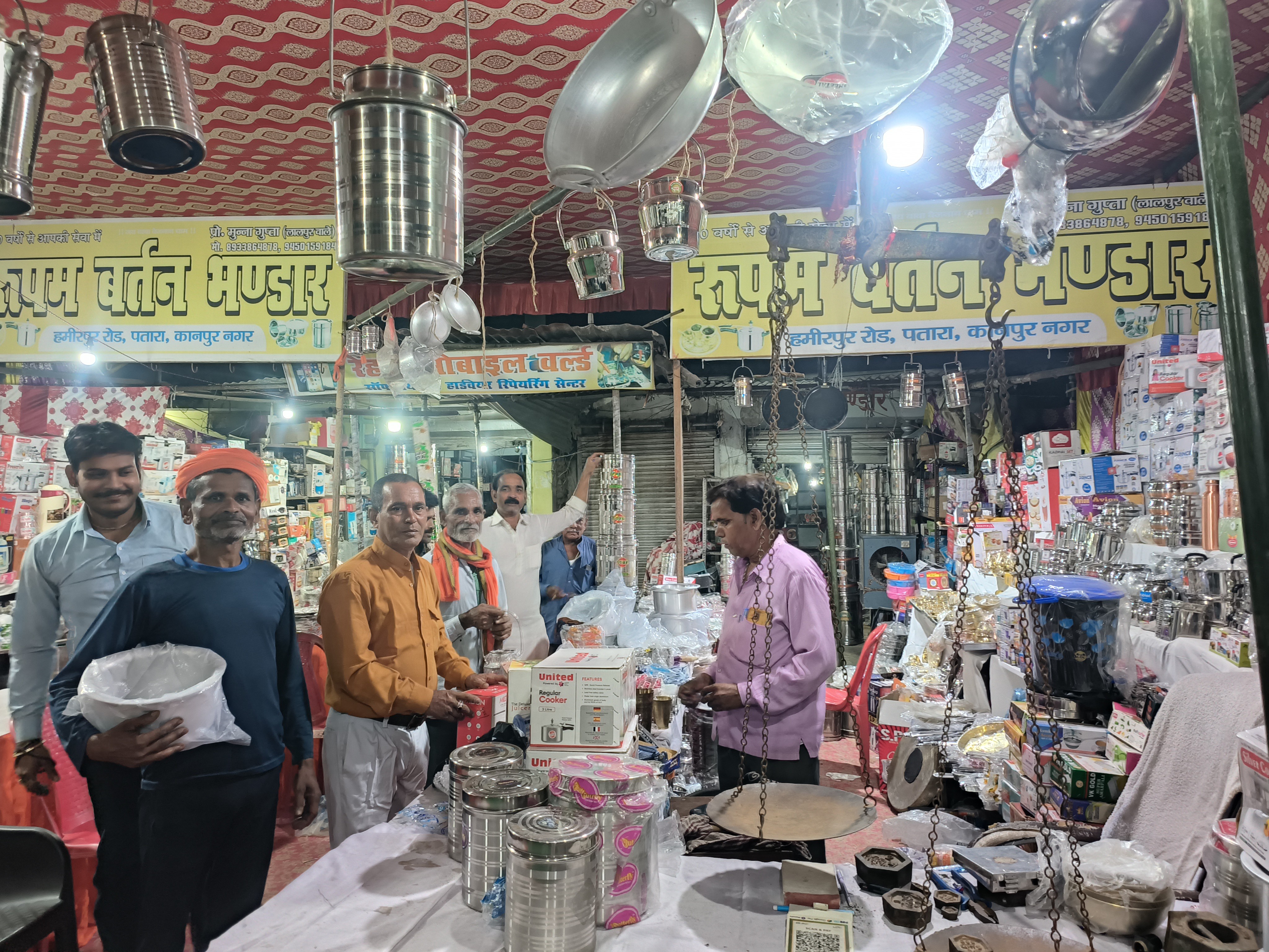 Shopping continued till late night in Ghatampur on Dhanteras | धनतेरस ...