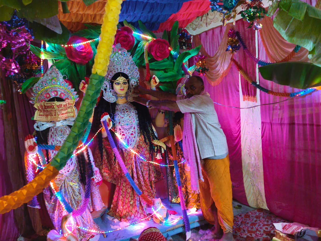 The doors of Lakshmi-Ganesh idols opened in Gagaha area.