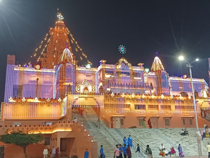 The city of Kanha is illuminated with the light of lamps. | दीपों की ...