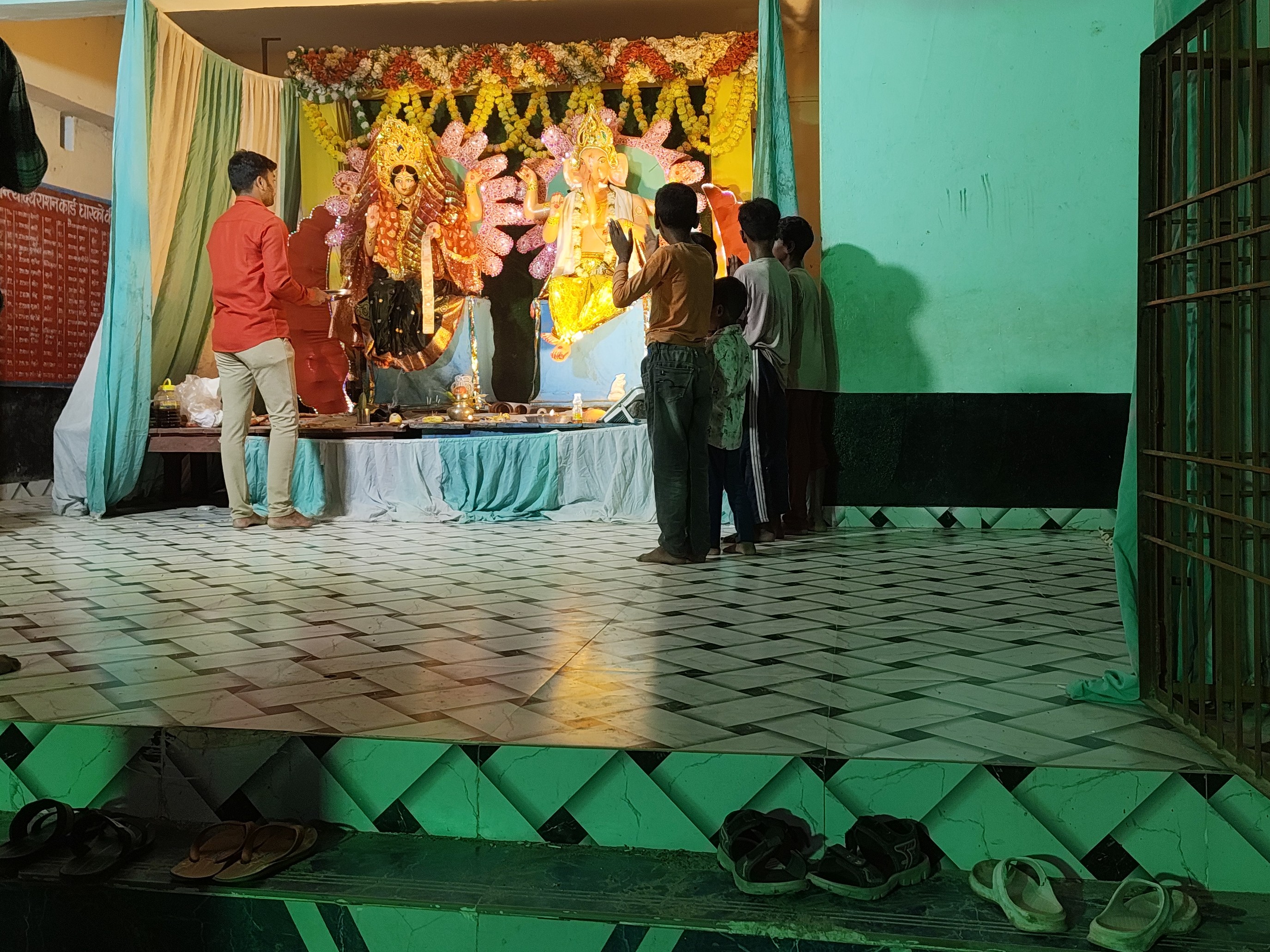 Crowd at Lakshmi Puja pandal in Nasopur, Mau | मऊ के नसोपूर में लक्ष्मी ...