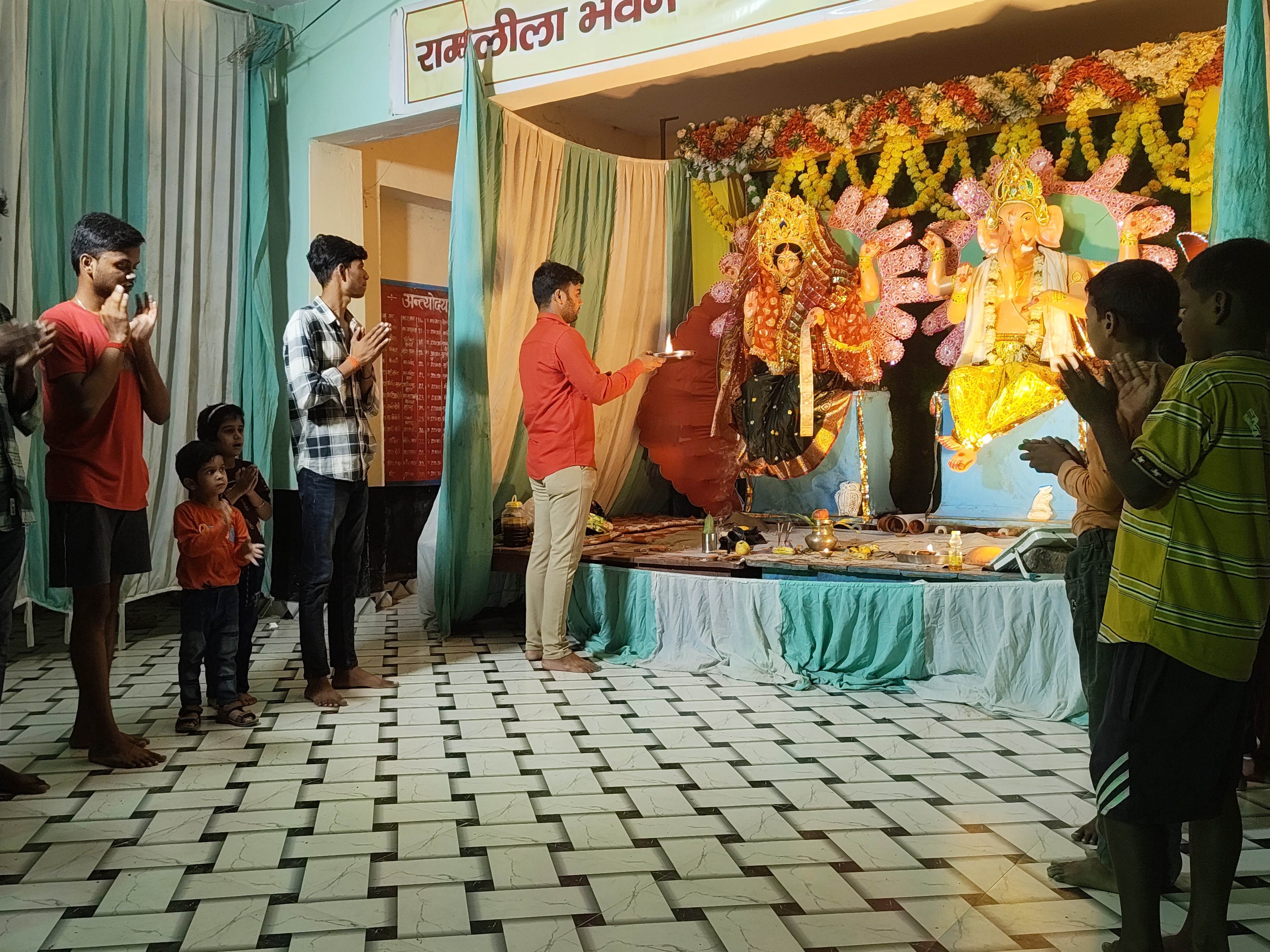 Crowd at Lakshmi Puja pandal in Nasopur, Mau | मऊ के नसोपूर में लक्ष्मी ...