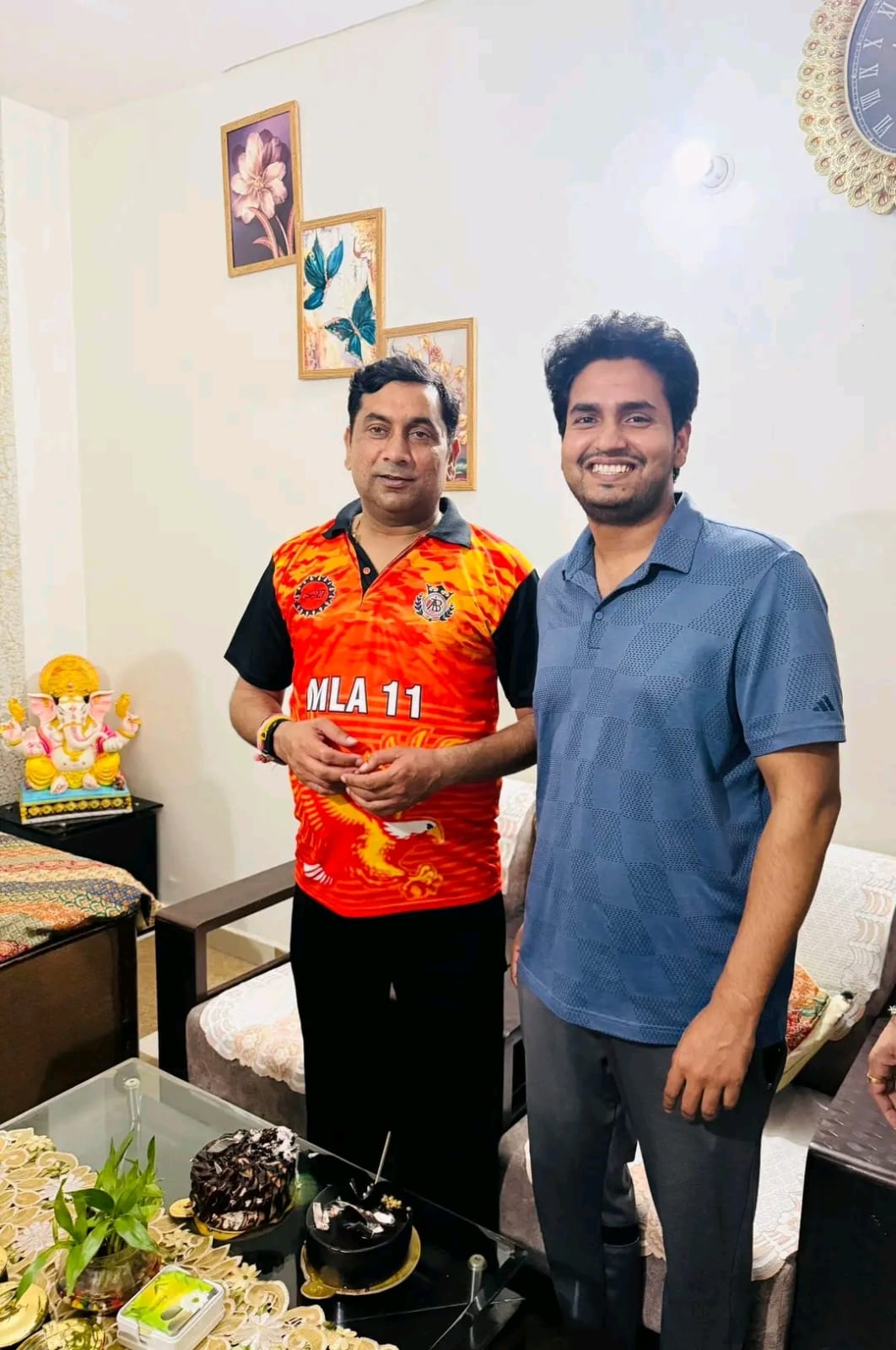 Minister’s henchmen youth rub nose in front police Break car windows; youth apologising Meerut ...