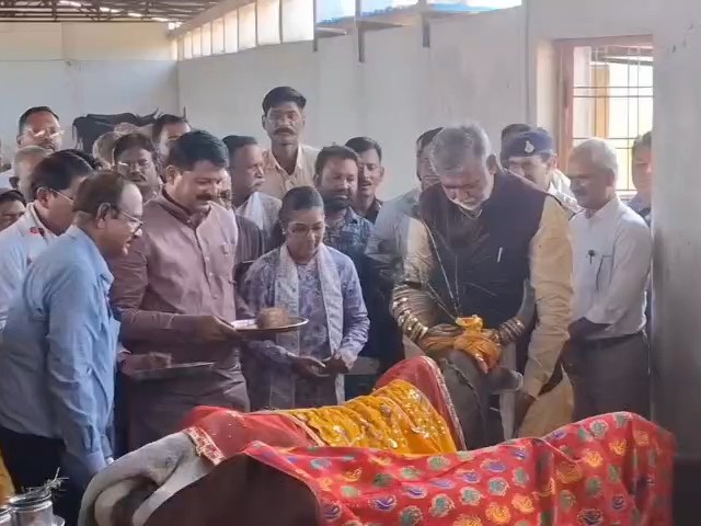 If you are ashamed of picking up cow dung, then don't pretend to serve ...