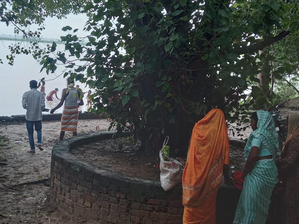 Women celebrated Govardhan Puja in Gosaiganj | गोसाईगंज में महिलाओं ने ...