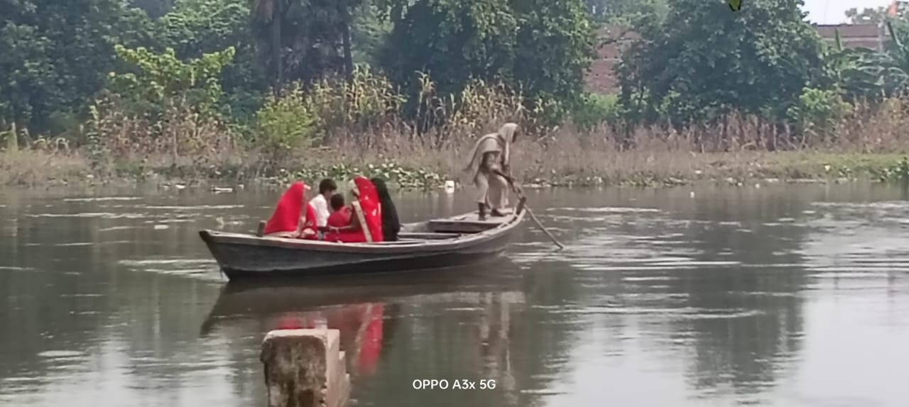 People cross the Daha River by boat and raft. | लोग दाहा नदी नाव और ...