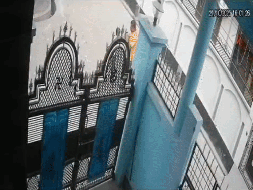 Teacher beats child while chasing him in Gorakhpur Grabs by neck and ...