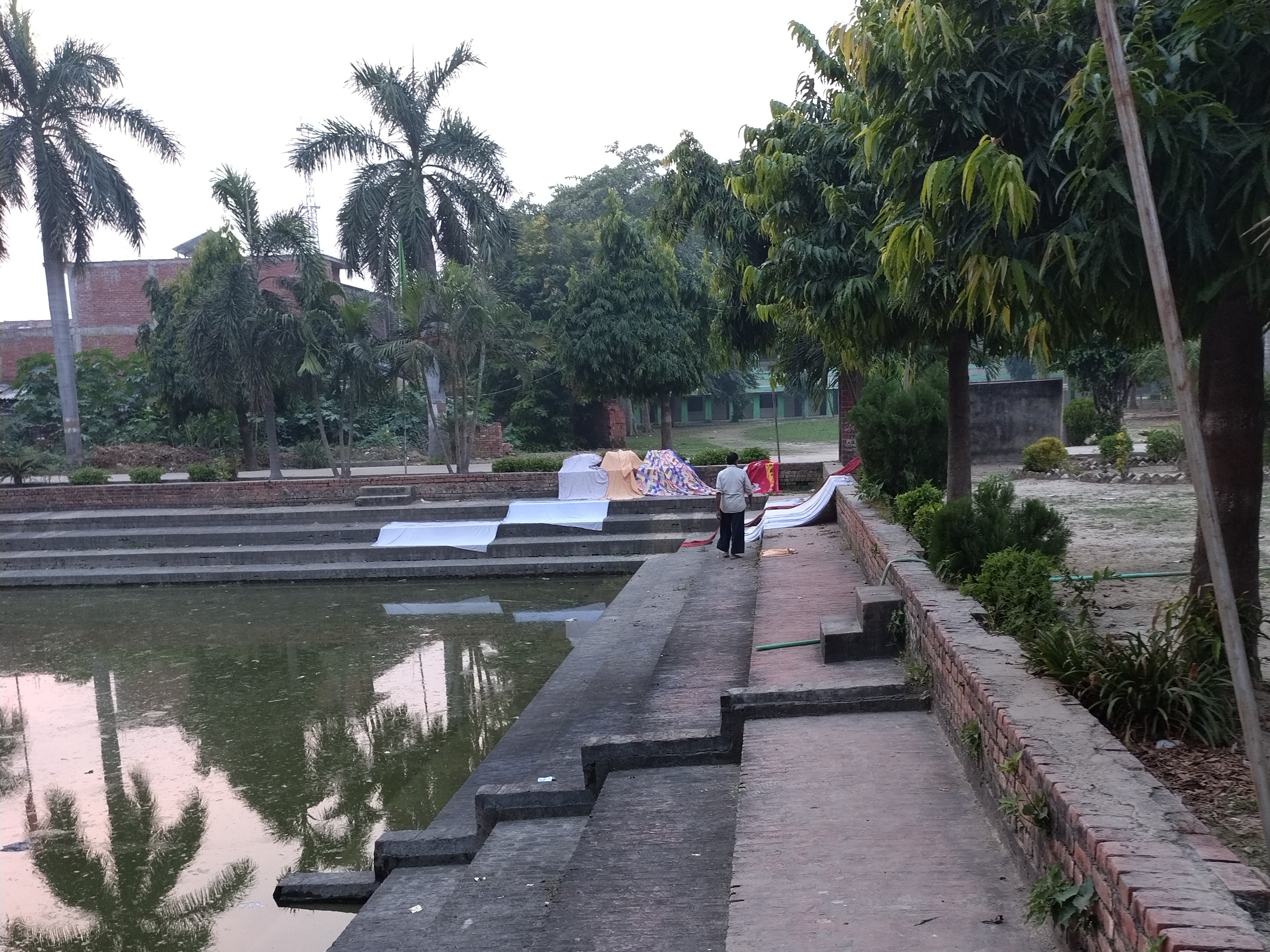 The pond of S.N. Inter College has become a dhobi ghat. | एस.एन. इंटर ...