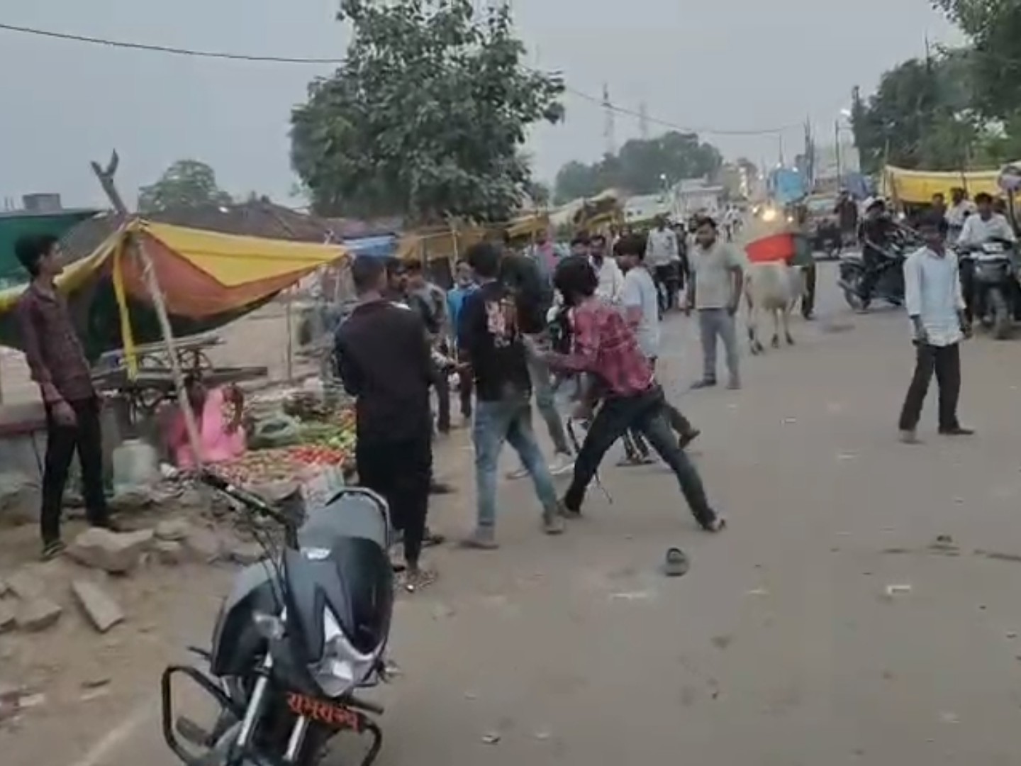 A young man was beaten up in the Hata vegetable market in Damoh, VIDEO ...