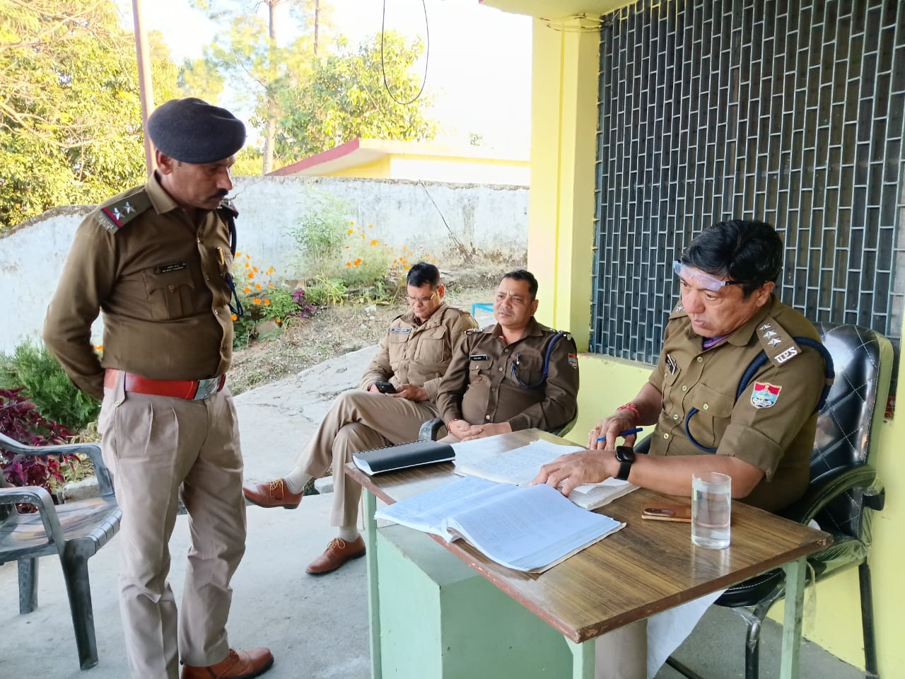 DySP Ajay Sah conducts surprise inspection at Dangoli police outpost in Bageshwar | सीओ बागेश्वर ...