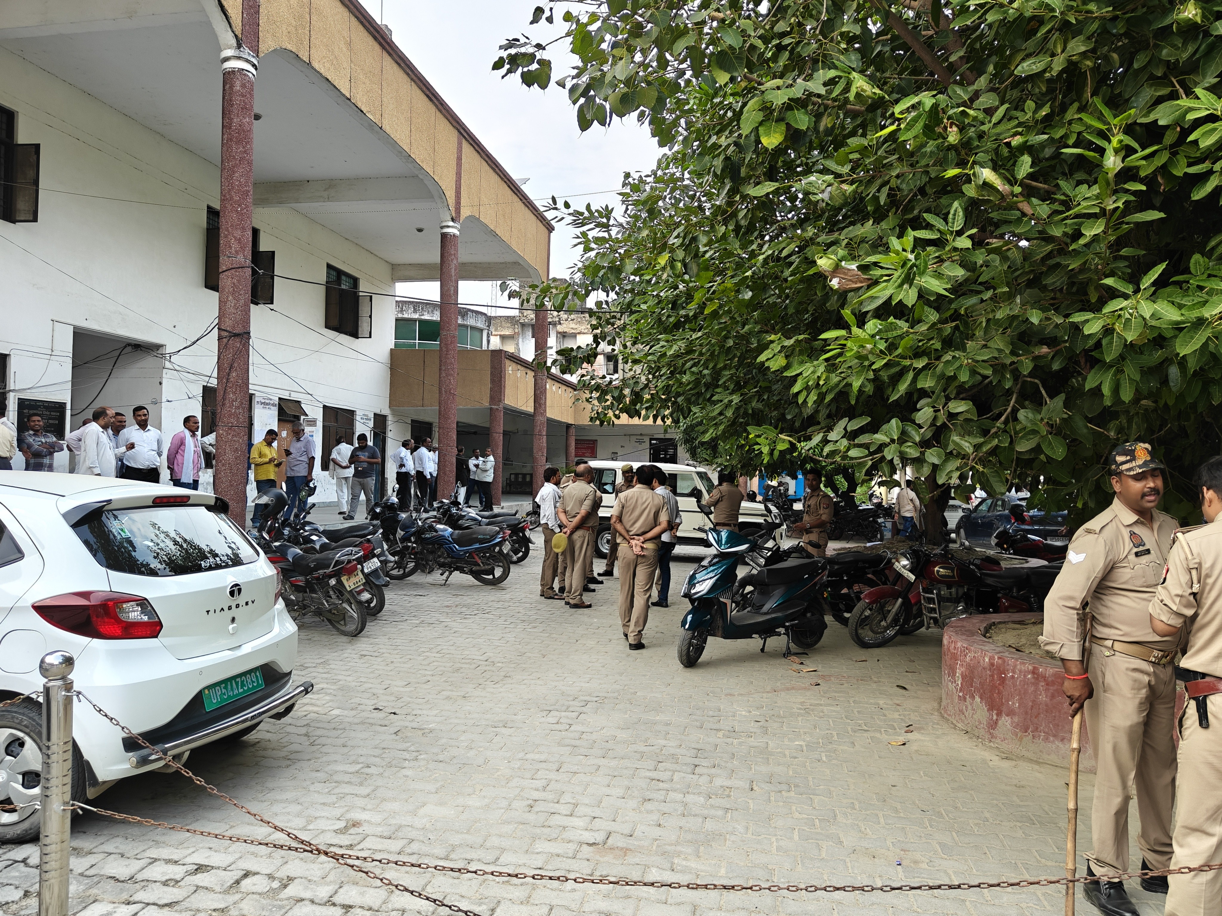 A man was beaten up in front of the Ghosi Tehsildar office.