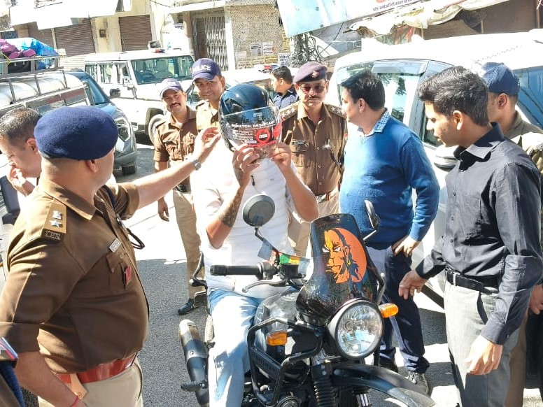 DM-SSP distributed helmets in Almora | अल्मोड़ा में डीएम-एसएसपी ने ...