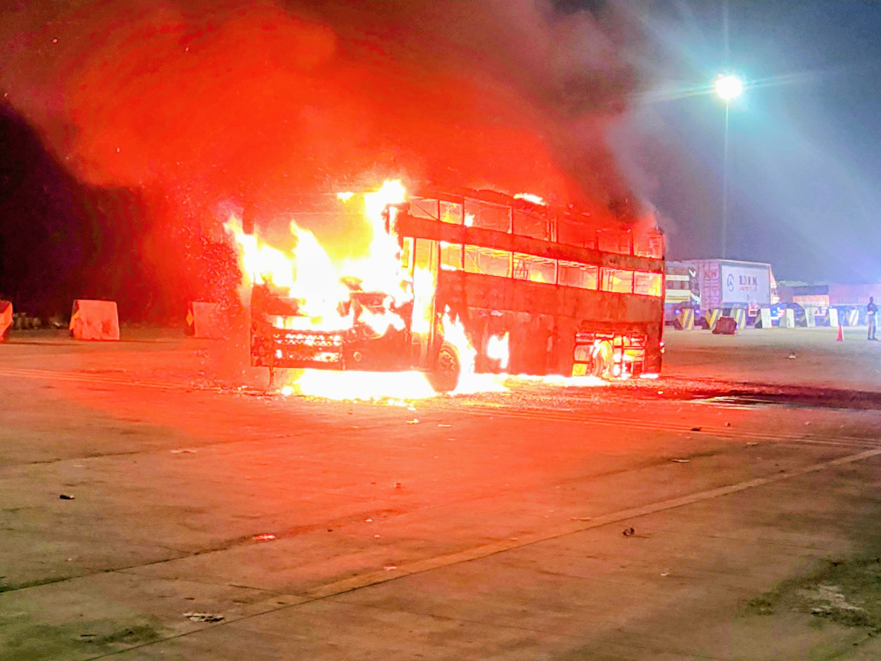 High speed AC bus catches fire on Lucknow expressway Tire bursts at 90 ...