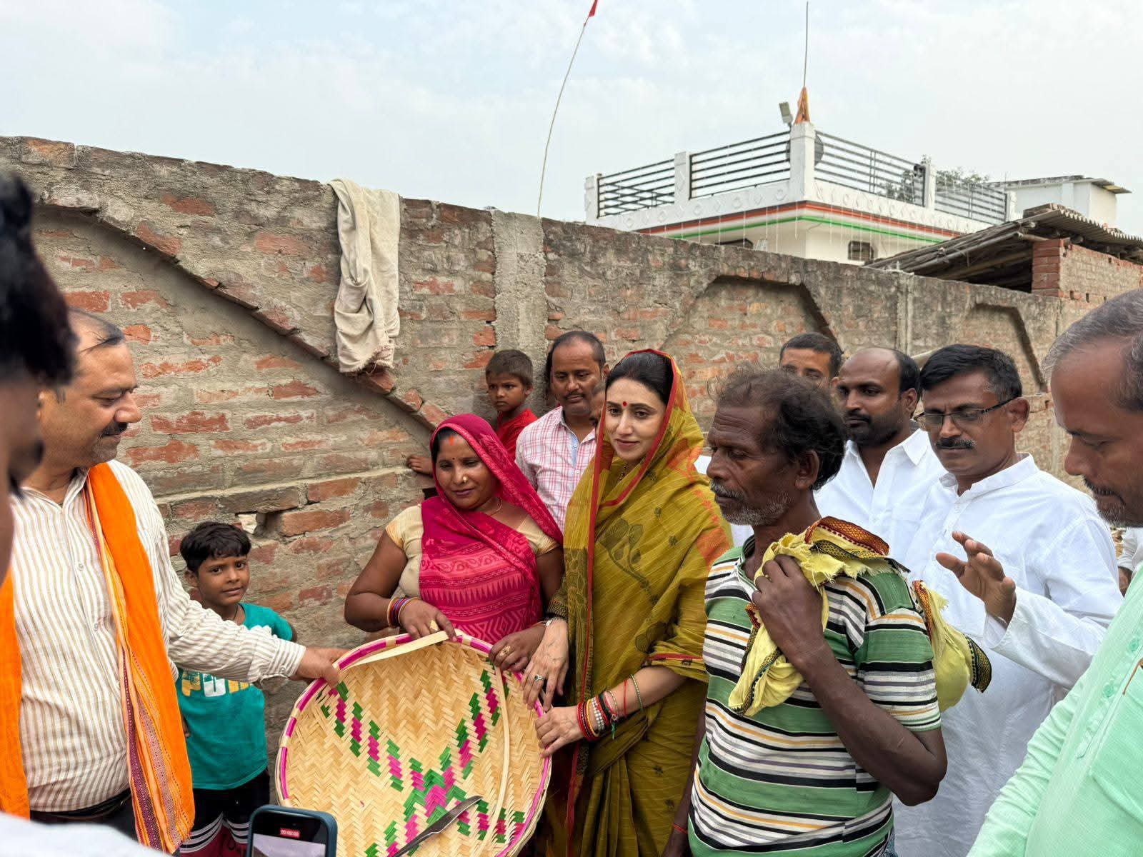 Former PM Chandrashekhar's daughter-in-law Sushma Shekhar Daura with ...