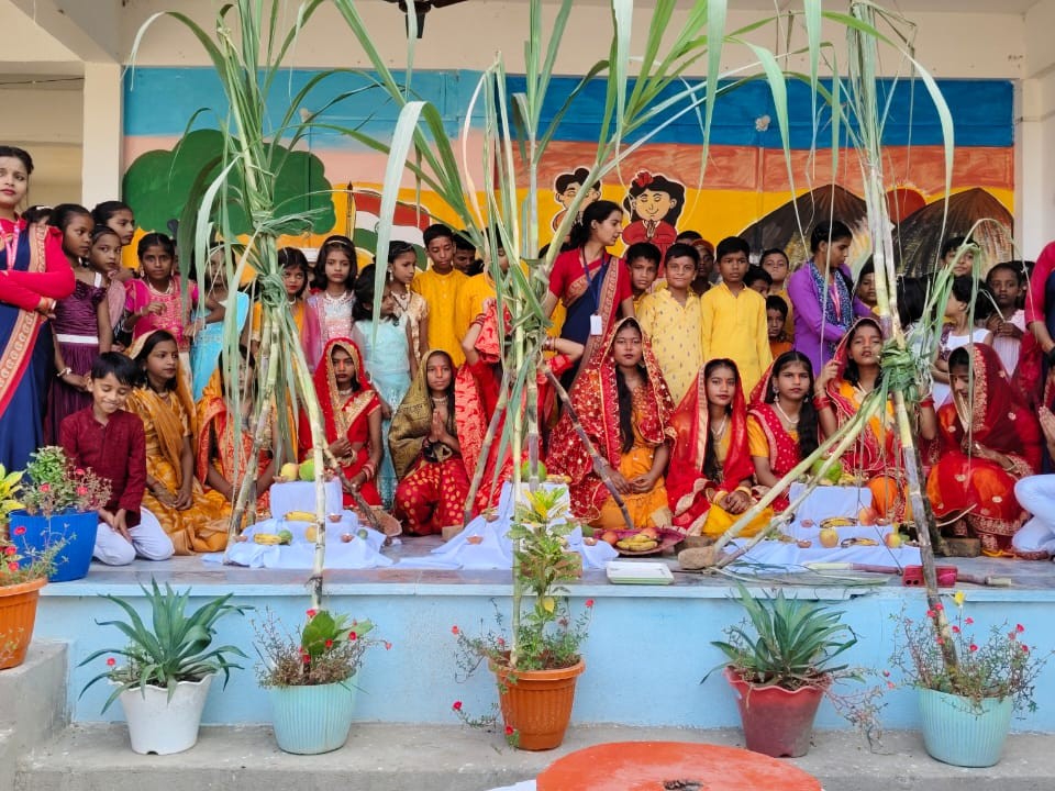 Chhath Puja tableau presented by school children | स्कूली बच्चों ने ...