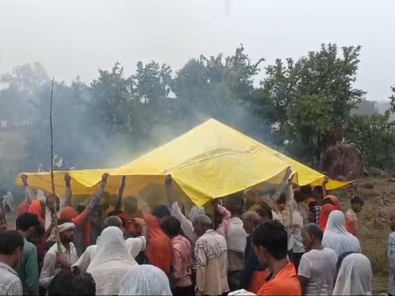 Funeral held in Tikamgarh under a sheet of plastic in the rain ...