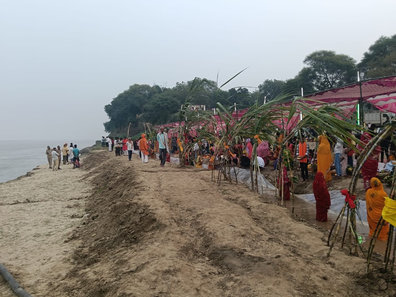 Chhath Puja was performed by digging a pit in Ramnagar.