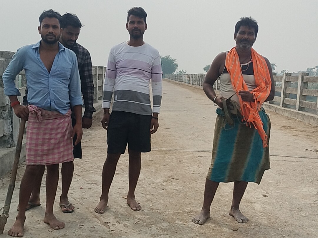 The approach path of the bridge in Murali village broke down. | मुरली ...