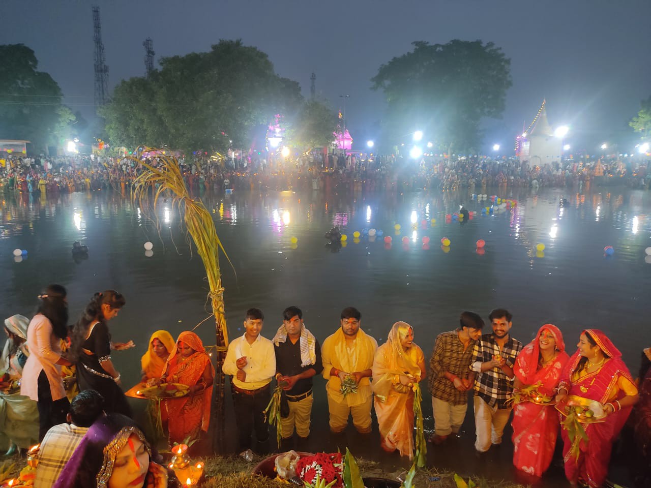Offering prayers to the rising sun in Pipraich area | पिपराइच क्षेत्र ...