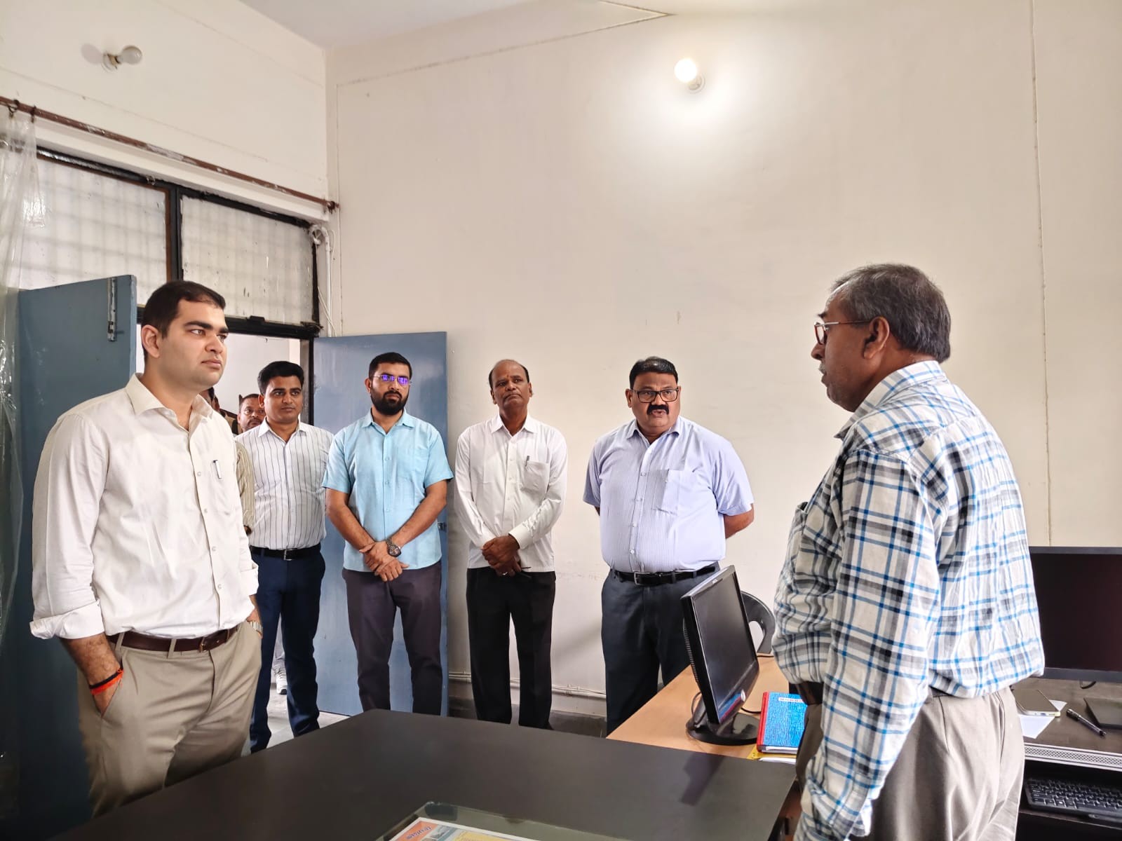 Kaushambi DM inspected the Collectorate | कौशांबी डीएम ने कलेक्ट्रेट का ...
