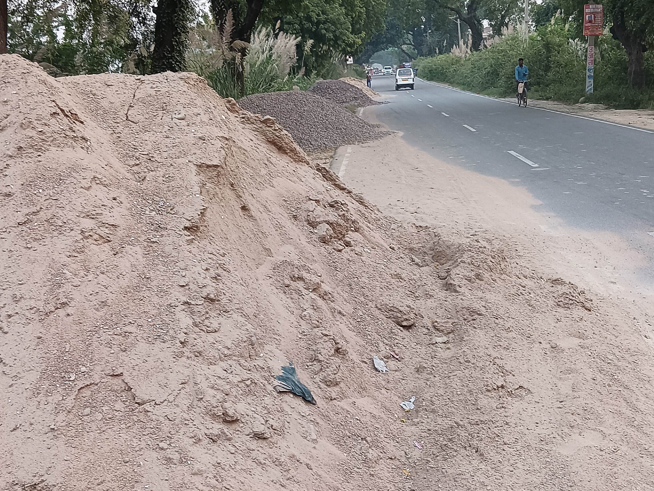 Piles of sand and gravel on the highway in Bindki | बिंदकी में हाईवे पर बालू-गिट्टी के ढेर ...