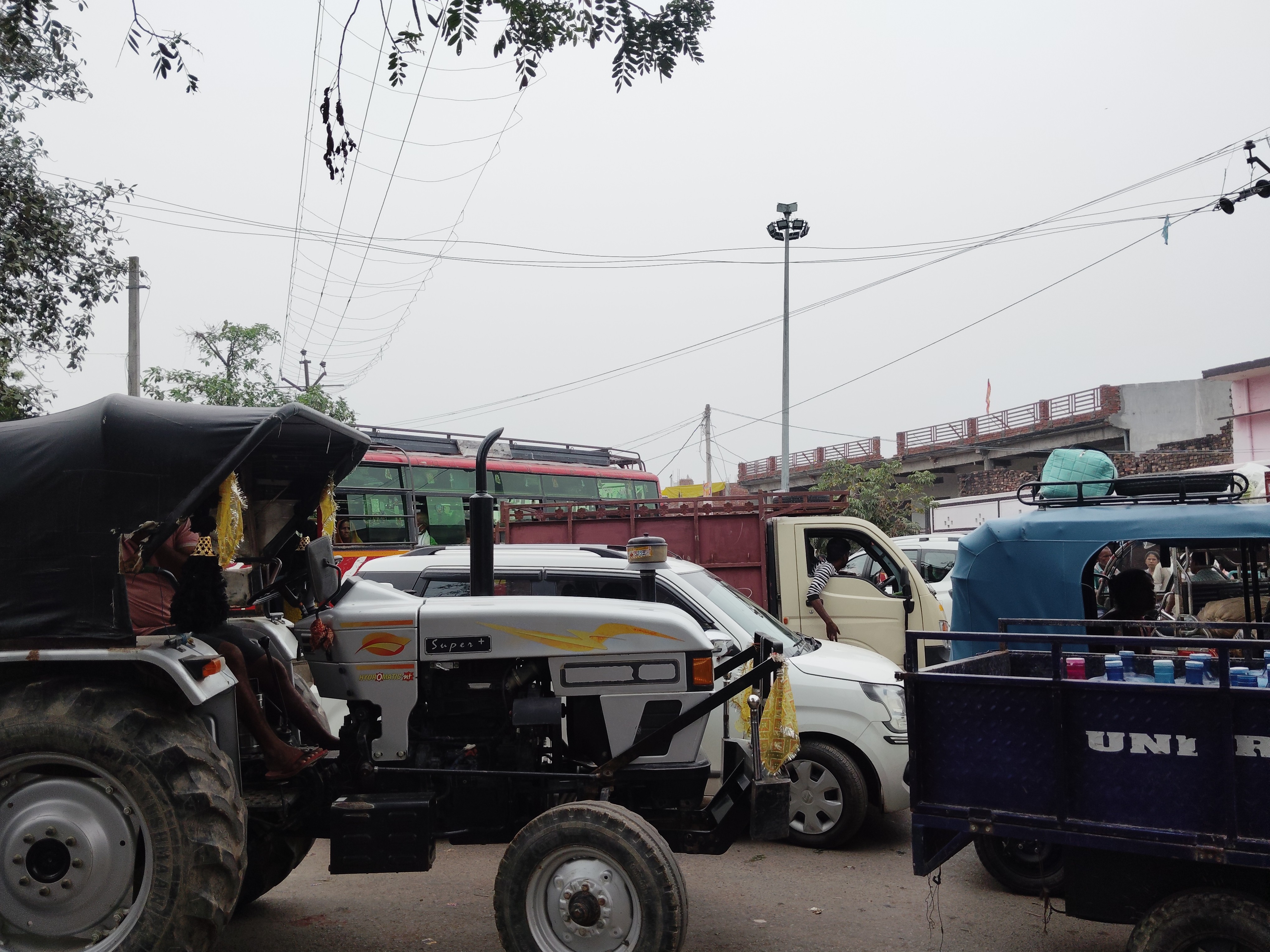 Irregular parking in Katghara Shankar causes traffic jam | कटघरा शंकर ...