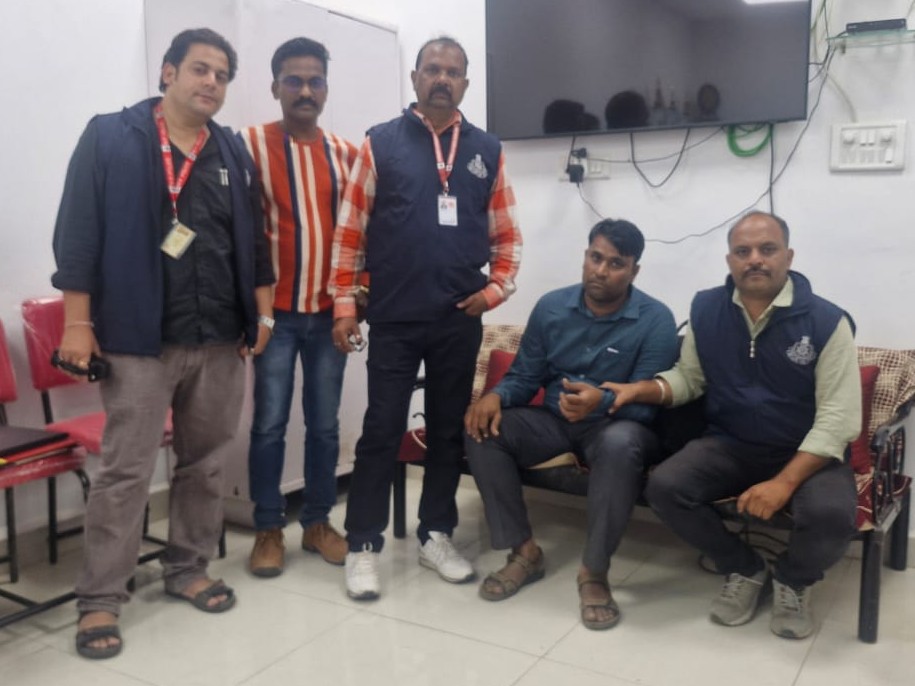 EOW arrested two officials of Mandsaur postal department | EOW ने मंदसौर डाक विभाग के दो अधिकारी ...