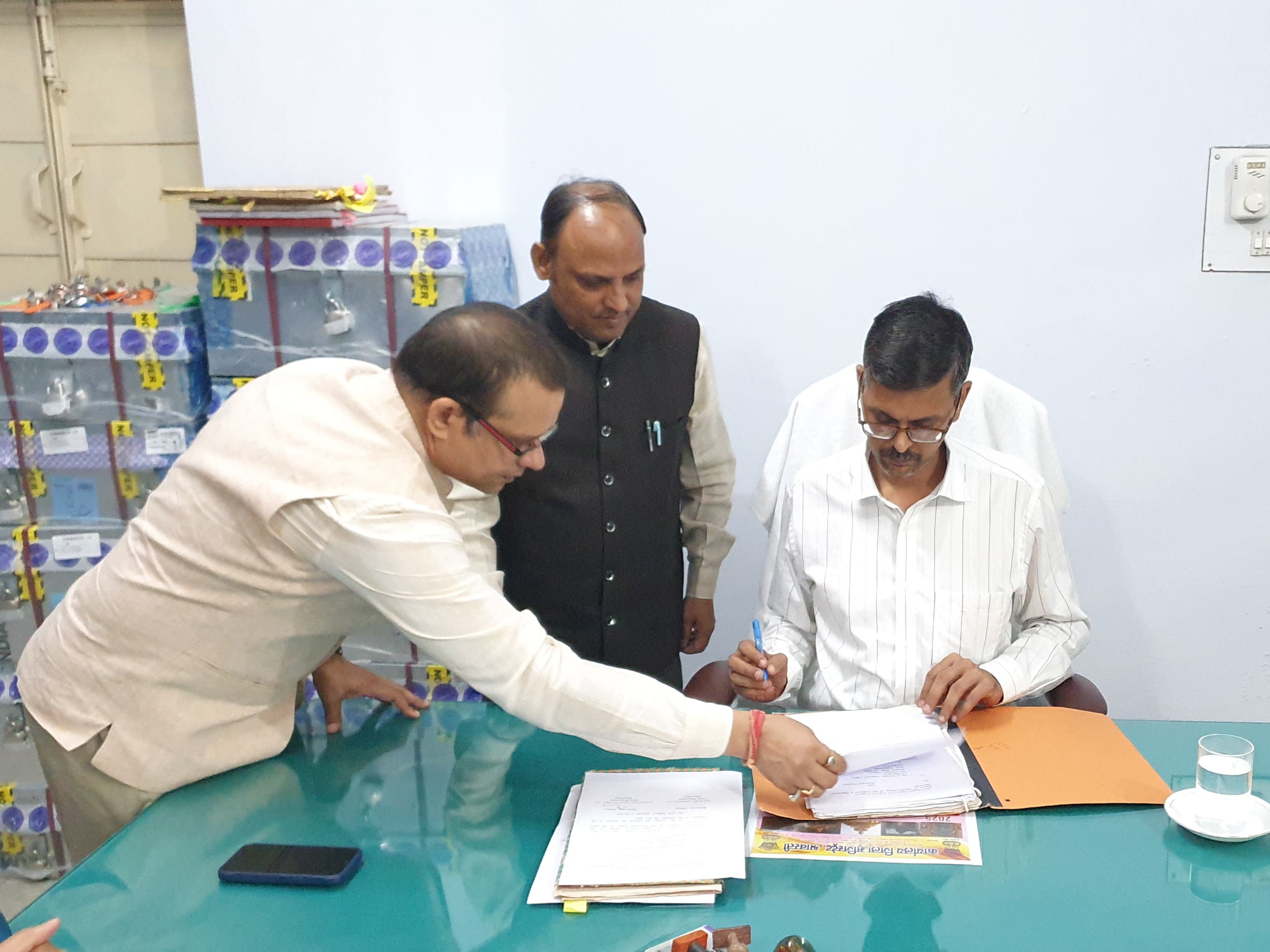Shravasti's new DM Ashwani Kumar Pandey took charge. | श्रावस्ती के नए ...