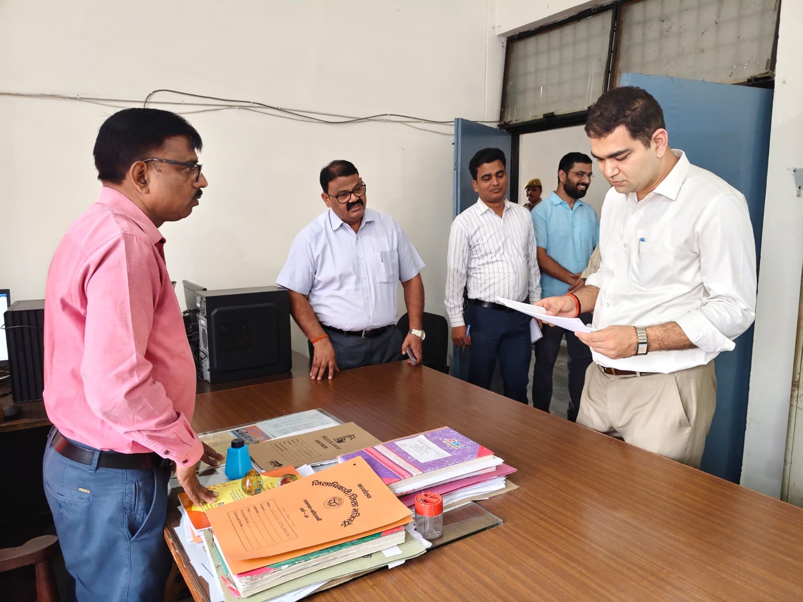 Kaushambi DM inspected the Collectorate | कौशांबी डीएम ने कलेक्ट्रेट का ...