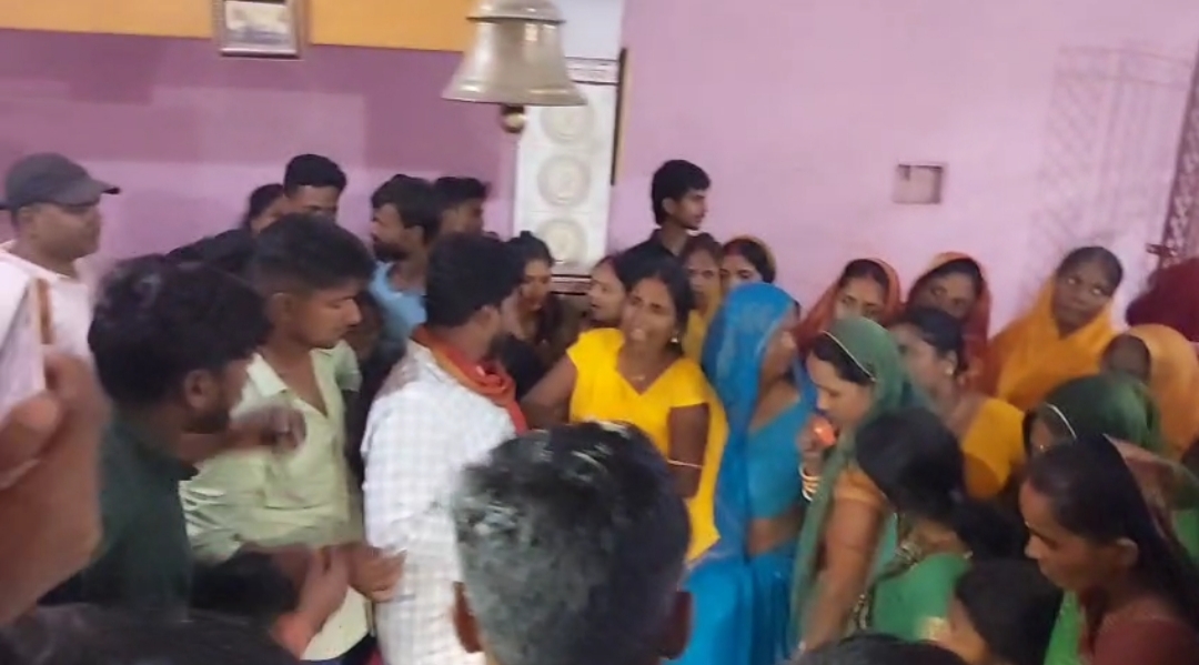 Couples caught in Darbhanga, villagers arrange their marriage