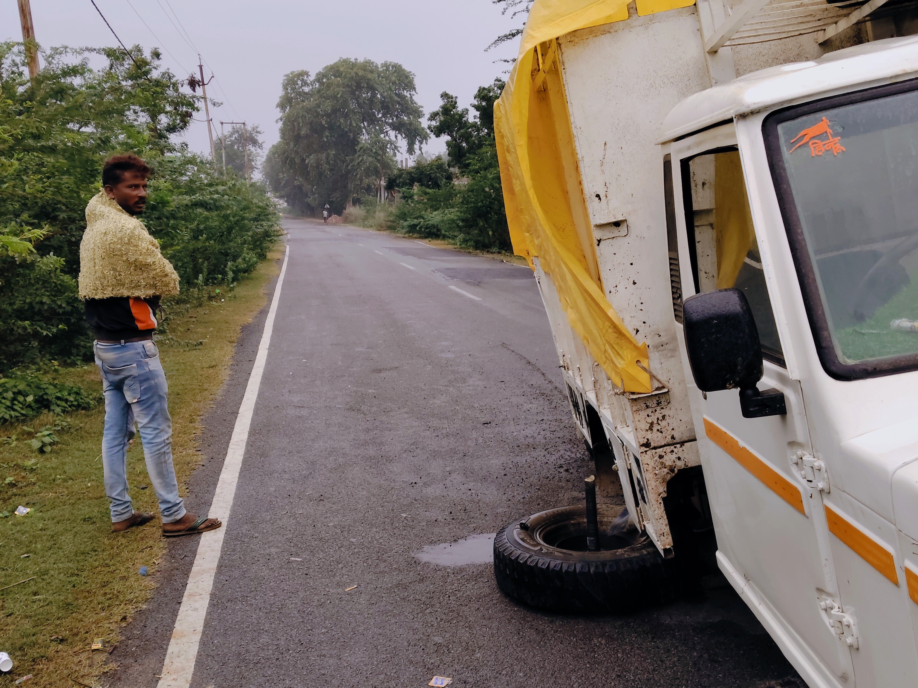 Pickup wheel drum broke in Harchandpur | हरचंदपुर में पिकअप का पहिया ...