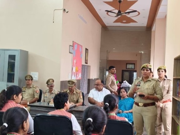 Simbhaoli police gave cyber awareness in school