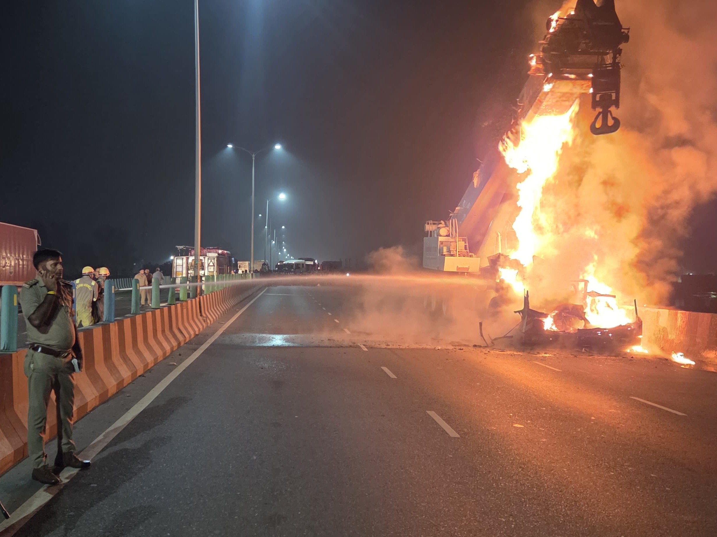 A moving hydra caught fire in Hapur, VIDEO