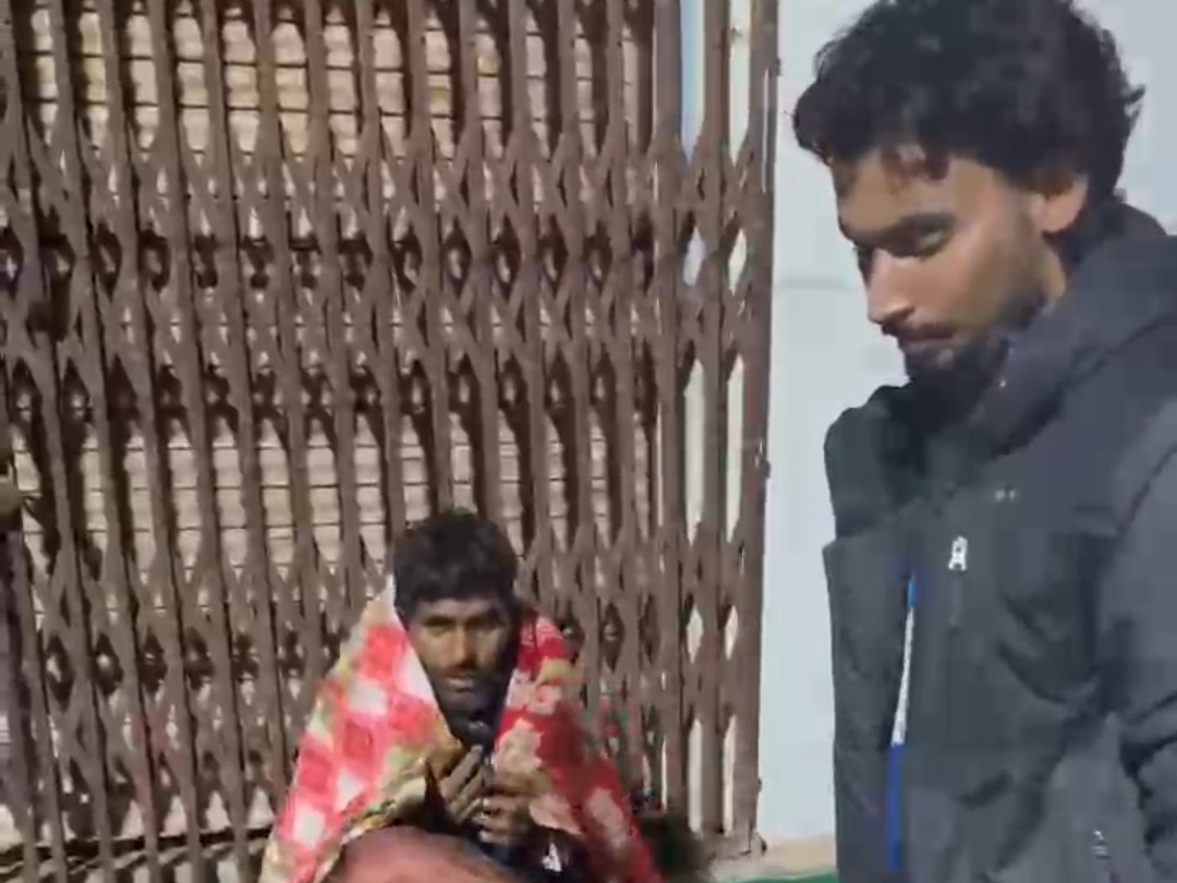 A private institution distributed blankets in Lakhna.