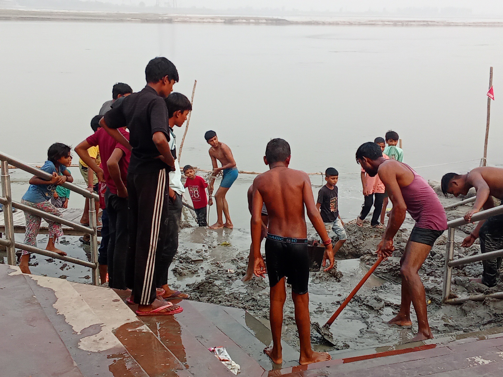 Cleaning of Bhagwanpur Ganga Ghats begins | भगवानपुर गंगा घाटों की सफाई ...