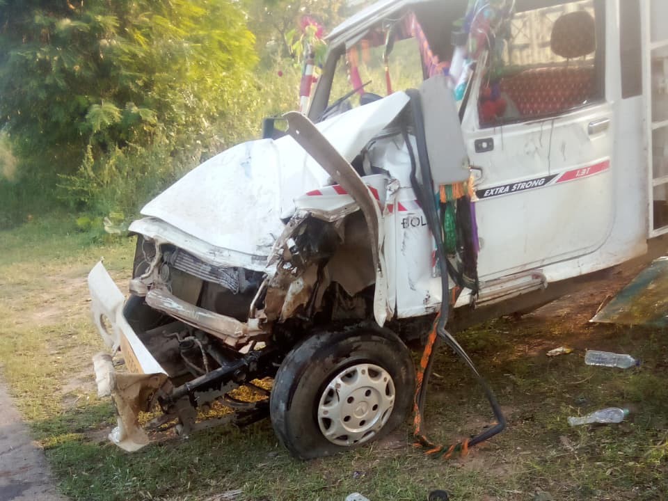 Pickup collided with a tree in Myorpur | म्योरपुर में पिकअप पेड़ से ...