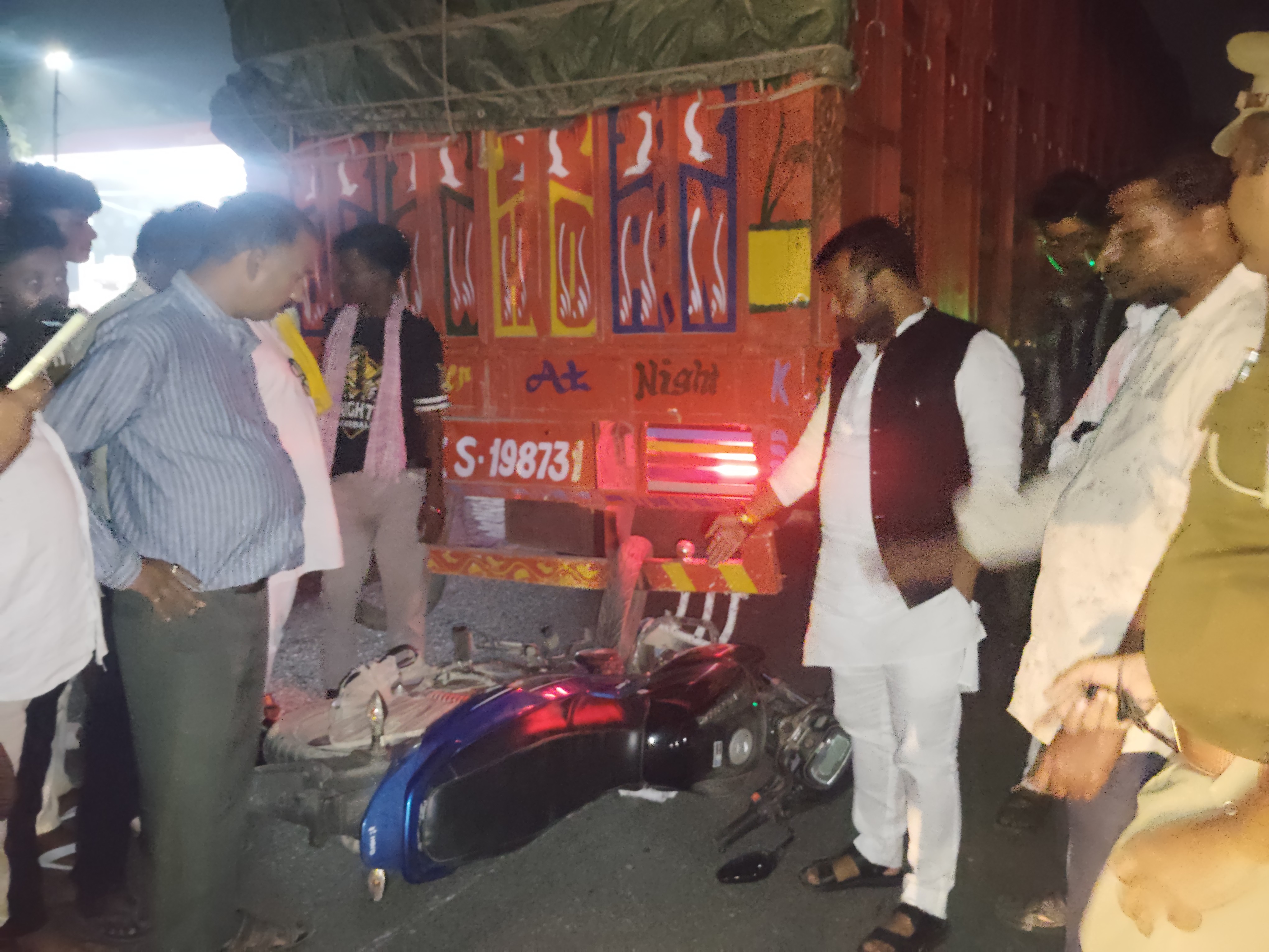 Road accident in Katghara: Husband and wife seriously injured | कटघरा ...