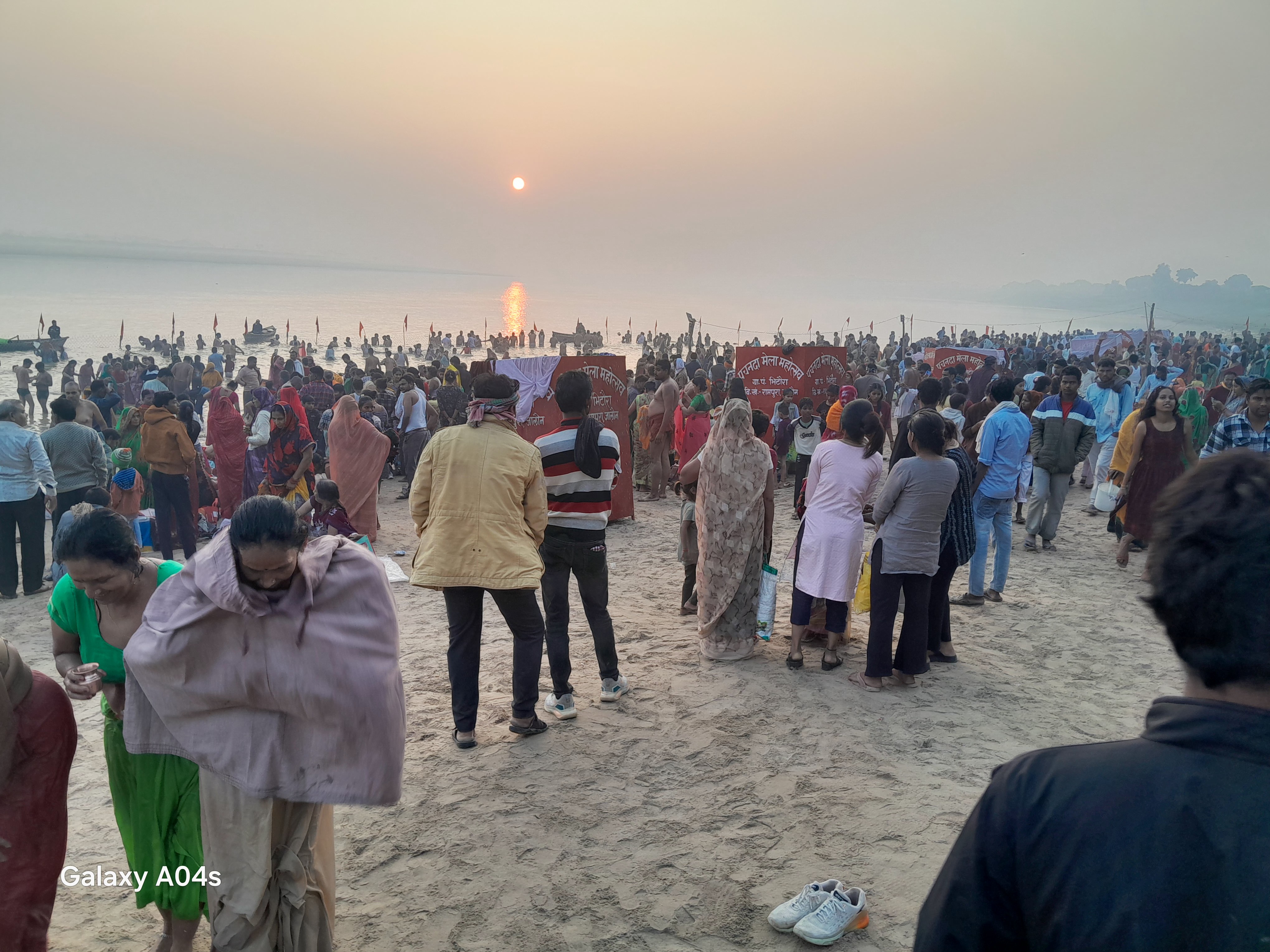 Thousands of devotees took a holy bath at the Panchnad Sangam. | हजारों ...
