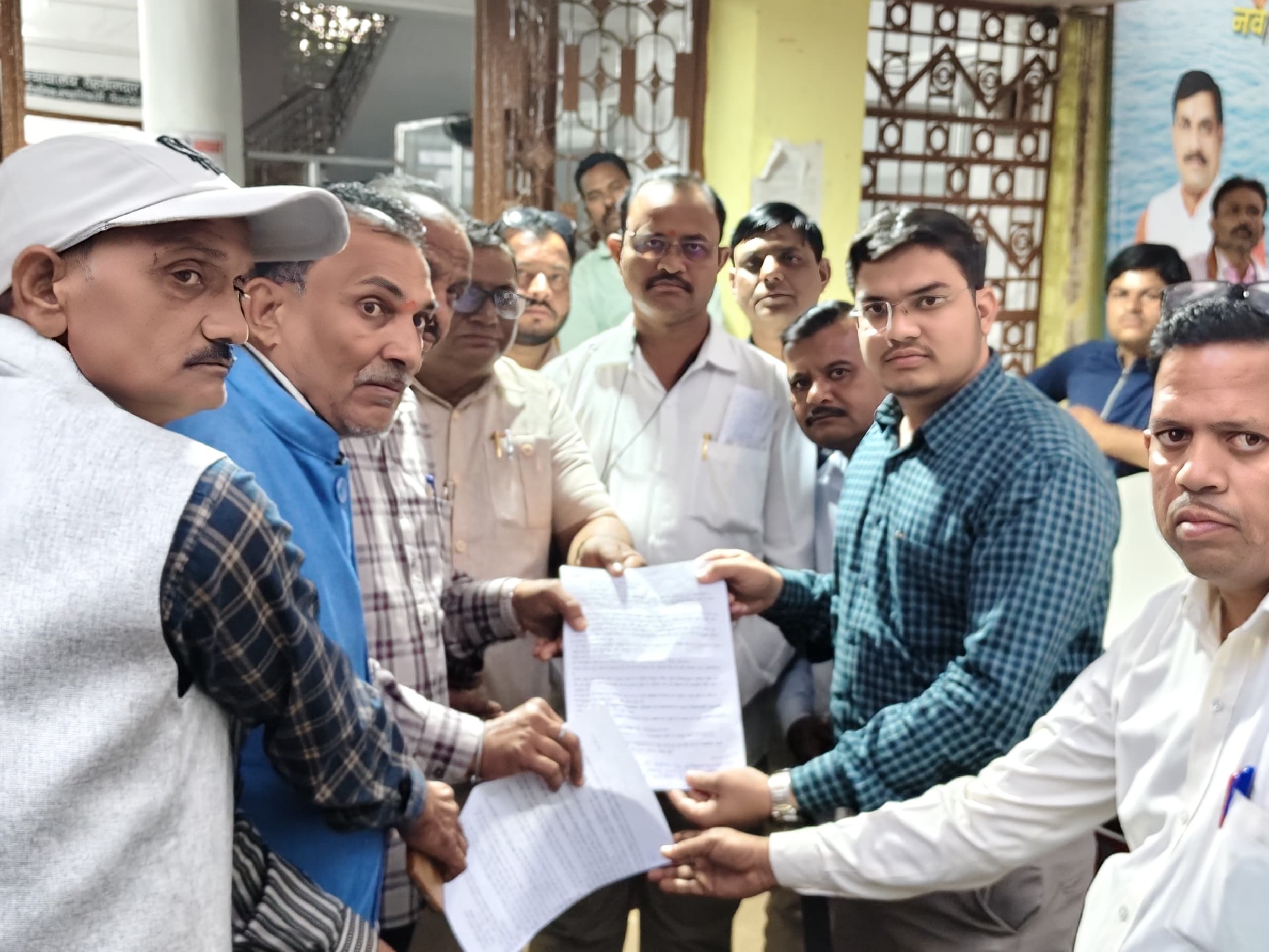 Anger over teacher's death in Damoh, memorandum to SDM | दमोह में ...