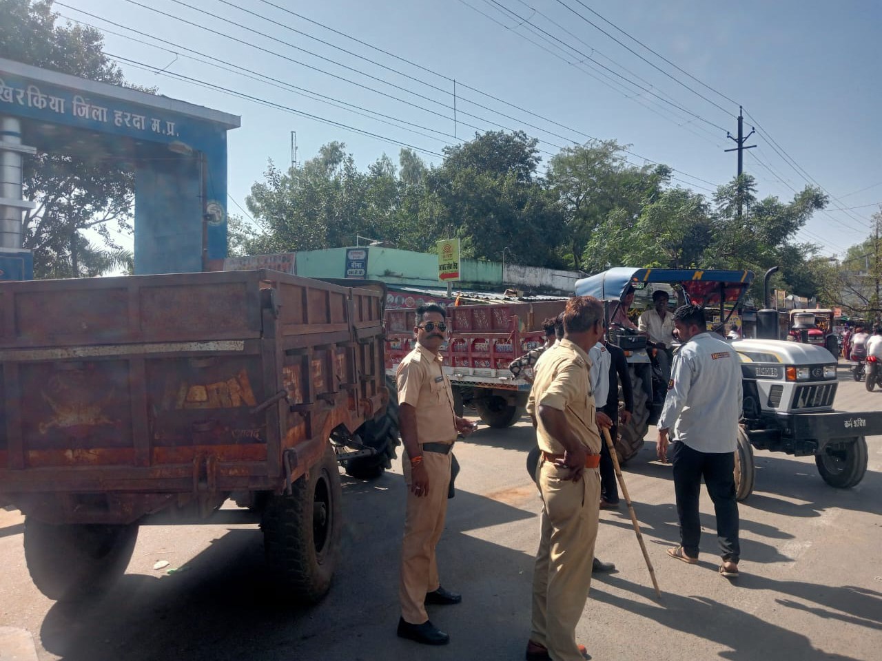 Heavy arrival of maize and soybean in Khirkiya Mandi | खिरकिया मंडी में ...
