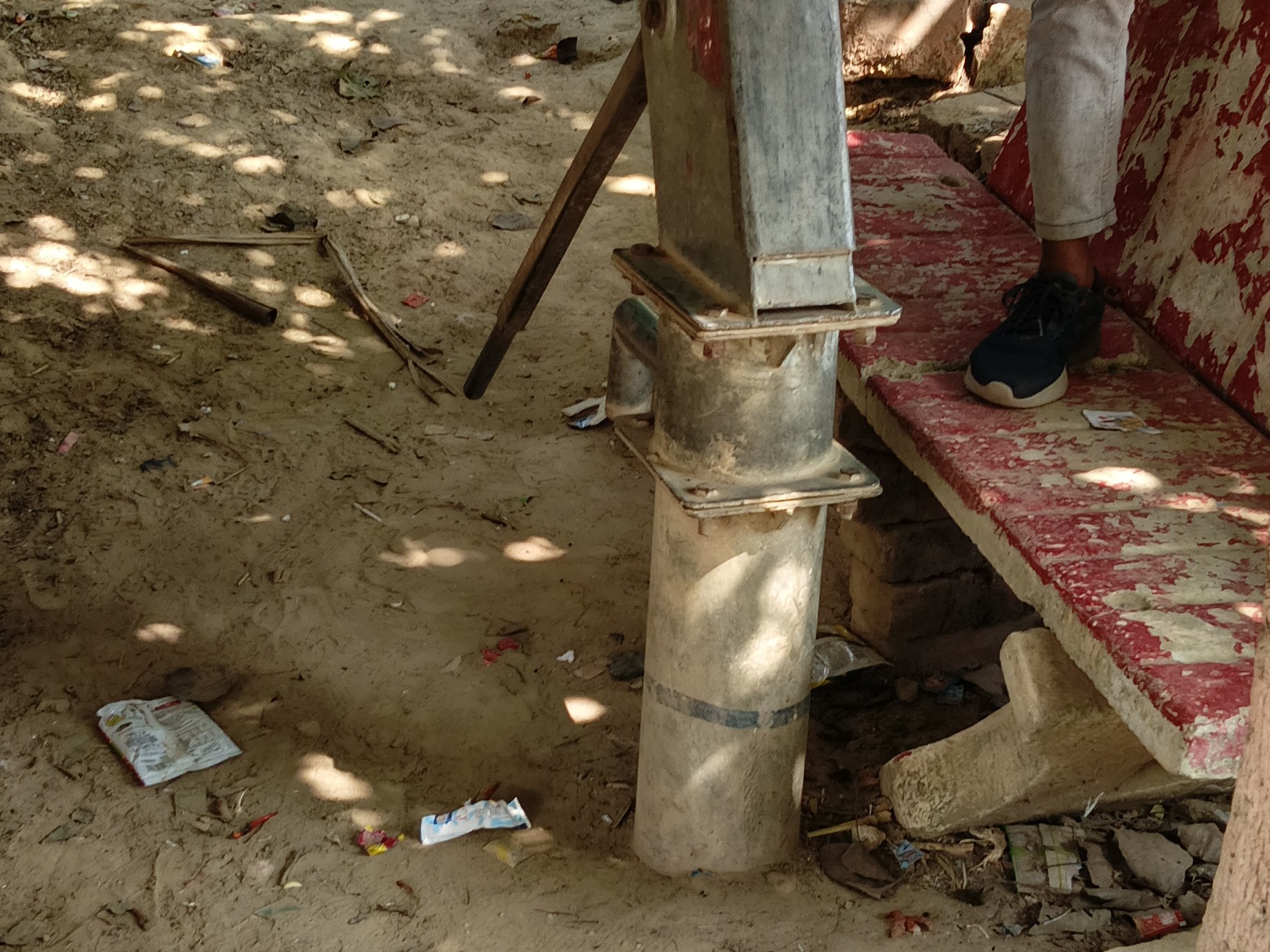 The hand pump of the Panchayat Bhawan in Belhar area became a showpiece ...