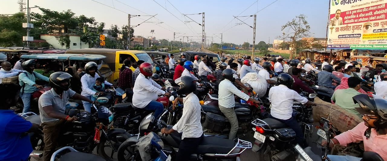 The construction of ROB stopped the movement of vehicles on DB Road ...