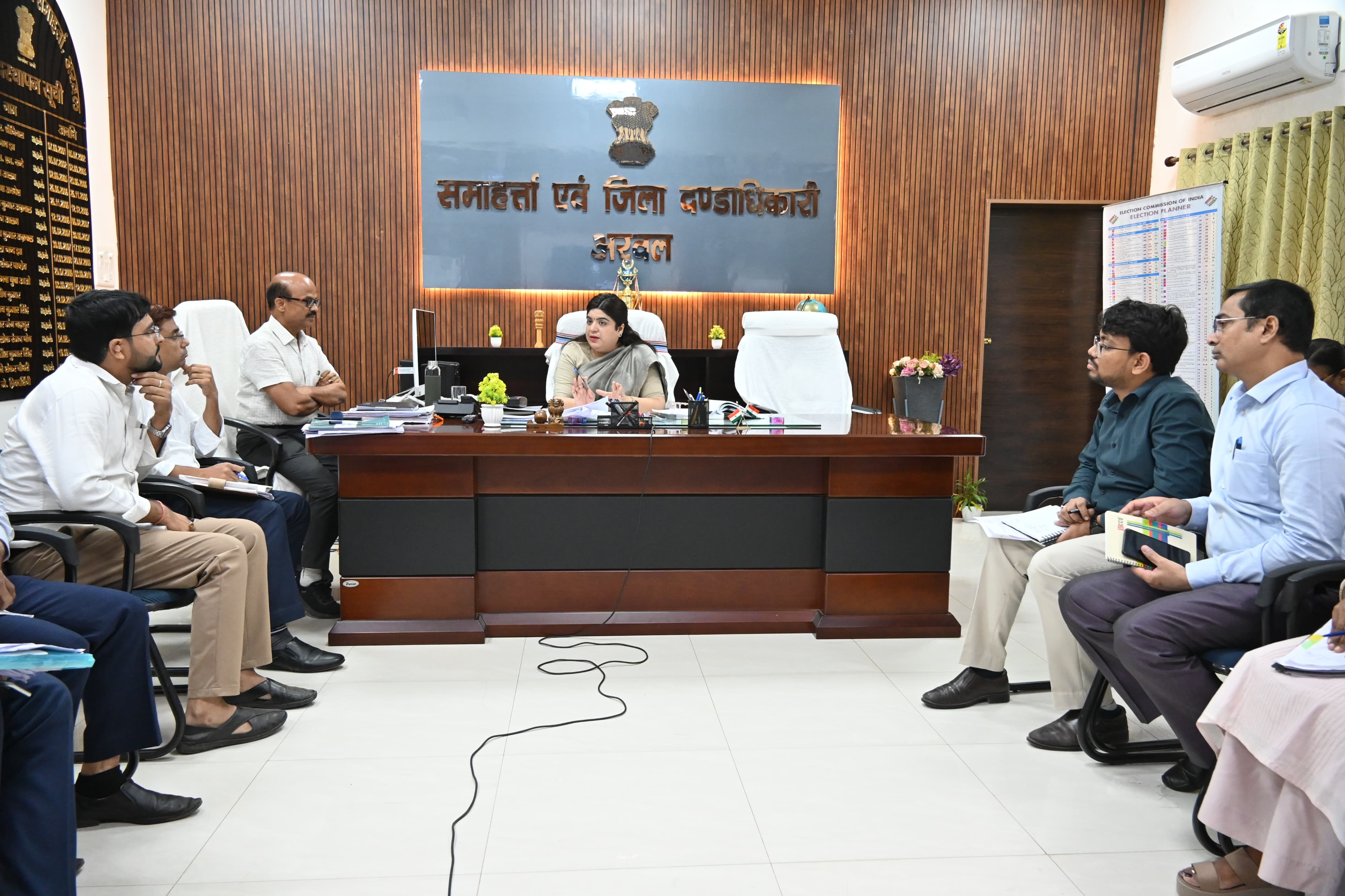 DM reviews preparations for Vis elections | विस चुनाव को लेकर डीएम ने की तैयारियों की समीक्षा ...