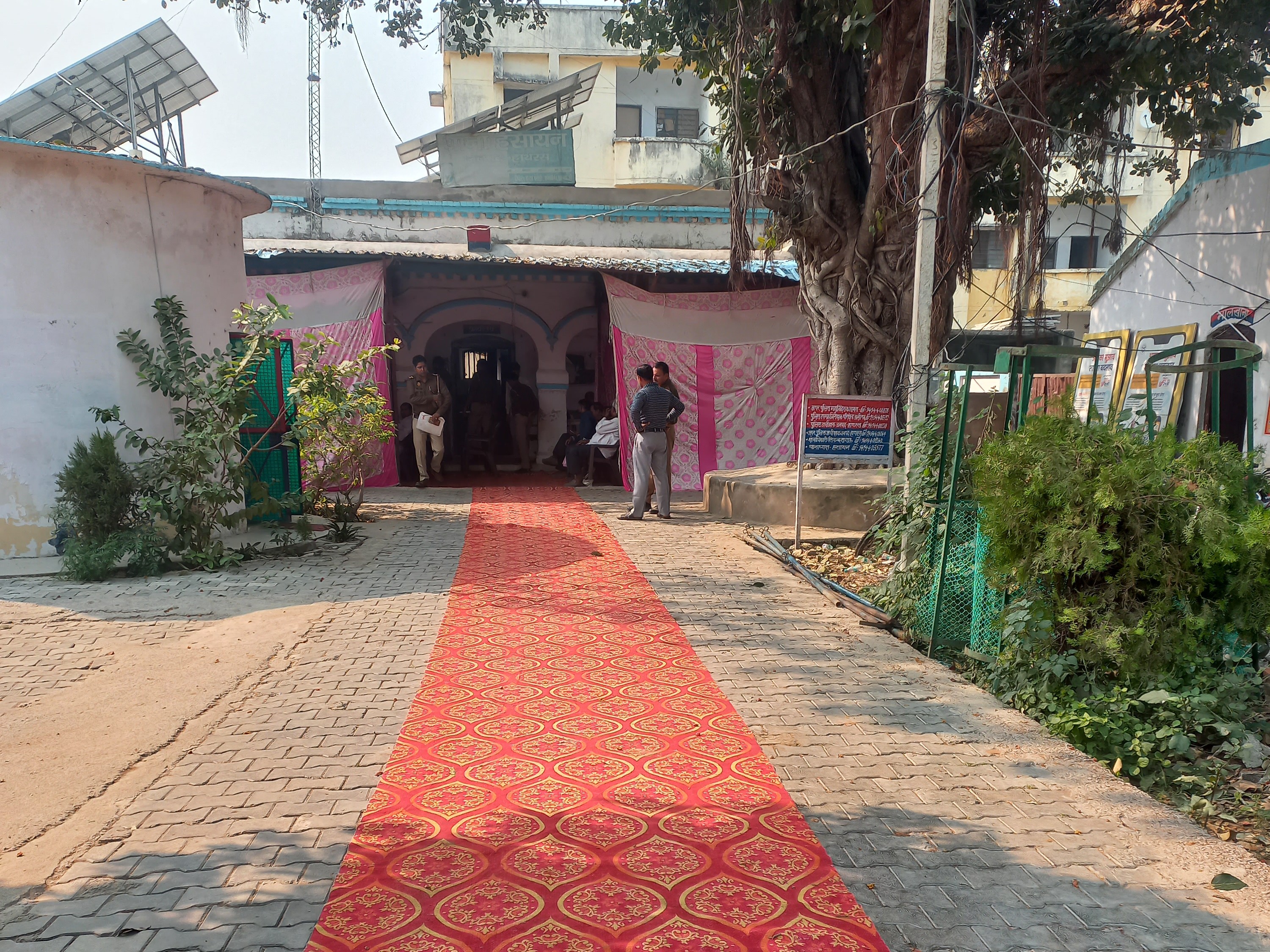 A fight broke out between children over a marbles dispute. | बच्चों के कंचा विवाद में हुई मारपीट ...