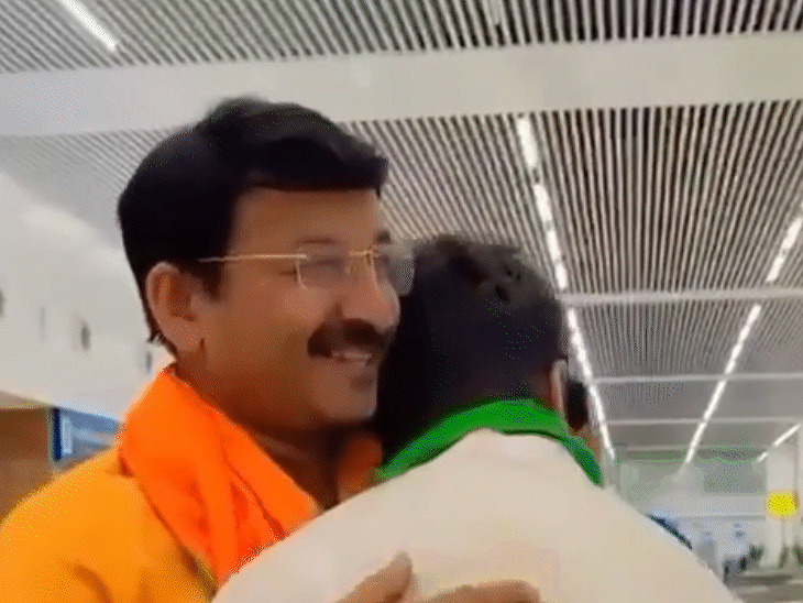 Khesari Lal Yadav touches Manoj Tiwari's feet in Patna BJP MP embraces RJD candidate slams Pawan ...