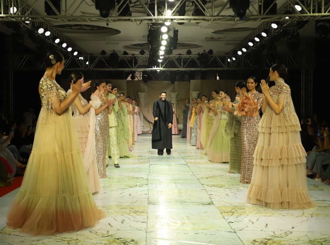 40 models grace Lucknow Fashion Week runway Style icons in Chikankari ...