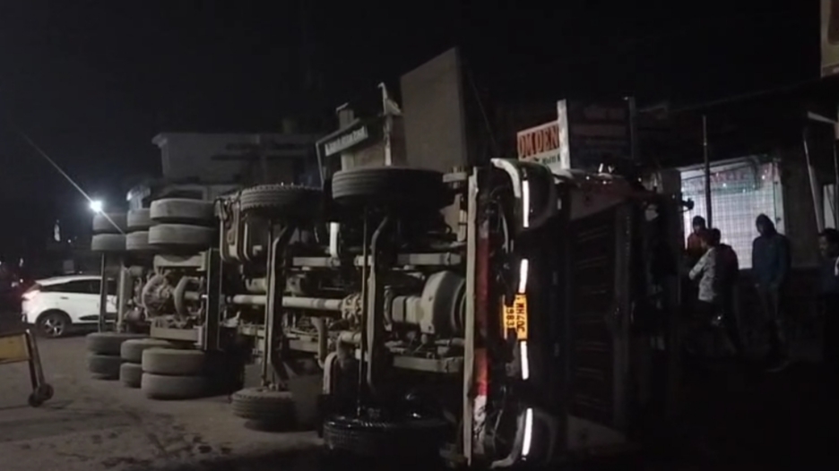 A truck overturned in front of Parasia police station, hitting an ...
